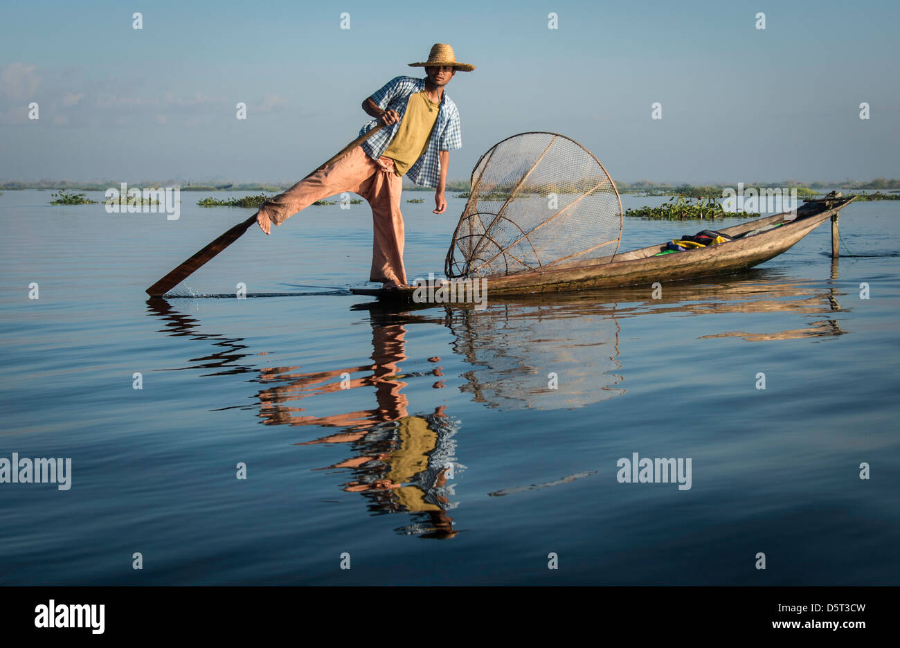 Intha Tribe fisherman on Inle Lake known for one legged rowing Stock ...