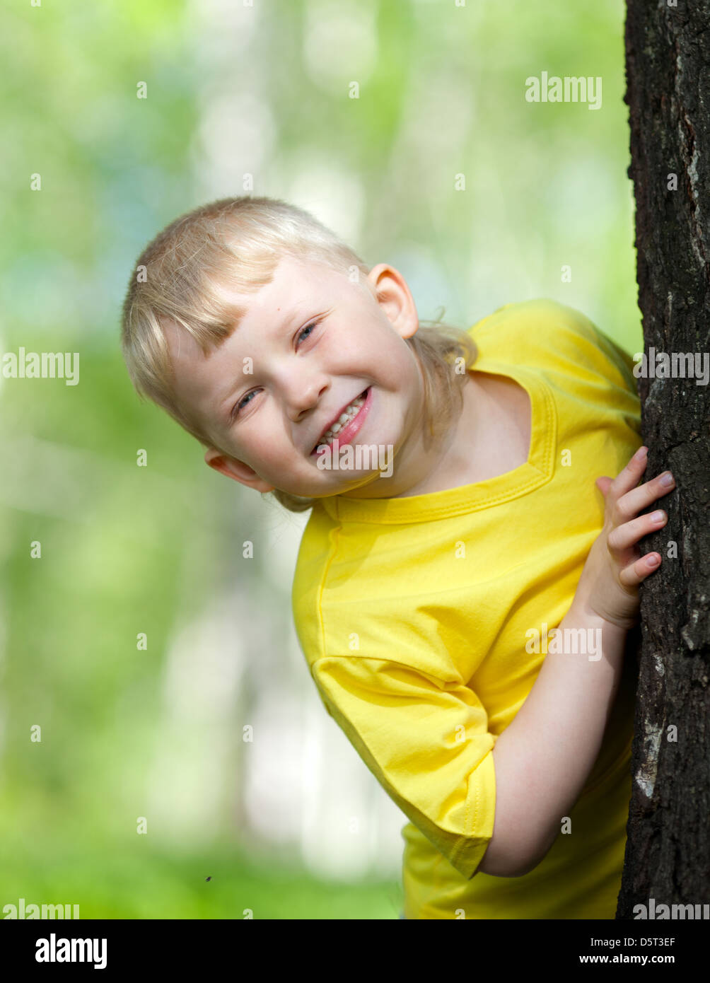 kid playing on the park tree outdoor Stock Photo - Alamy