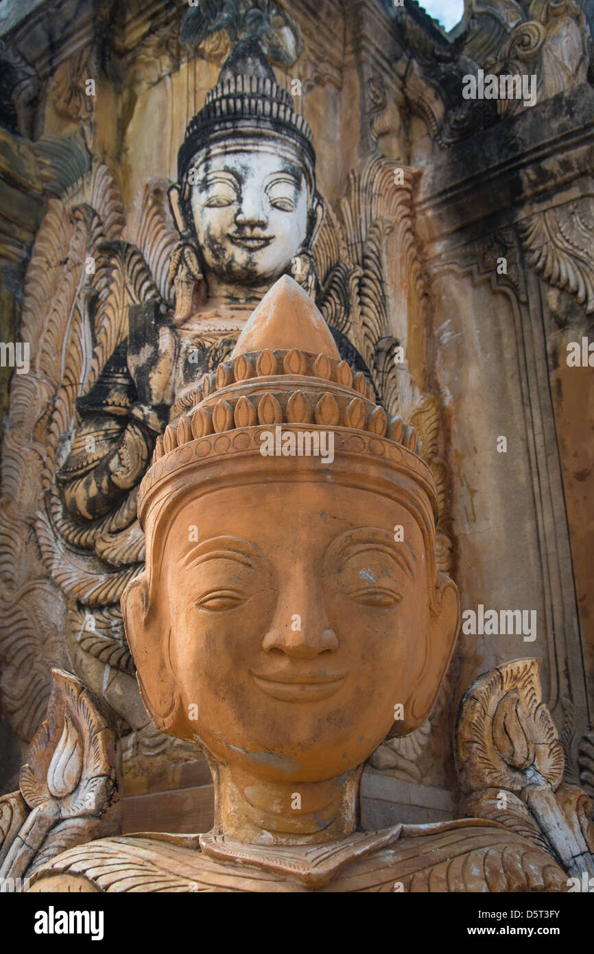 Smiling statues hi-res stock photography and images - Alamy