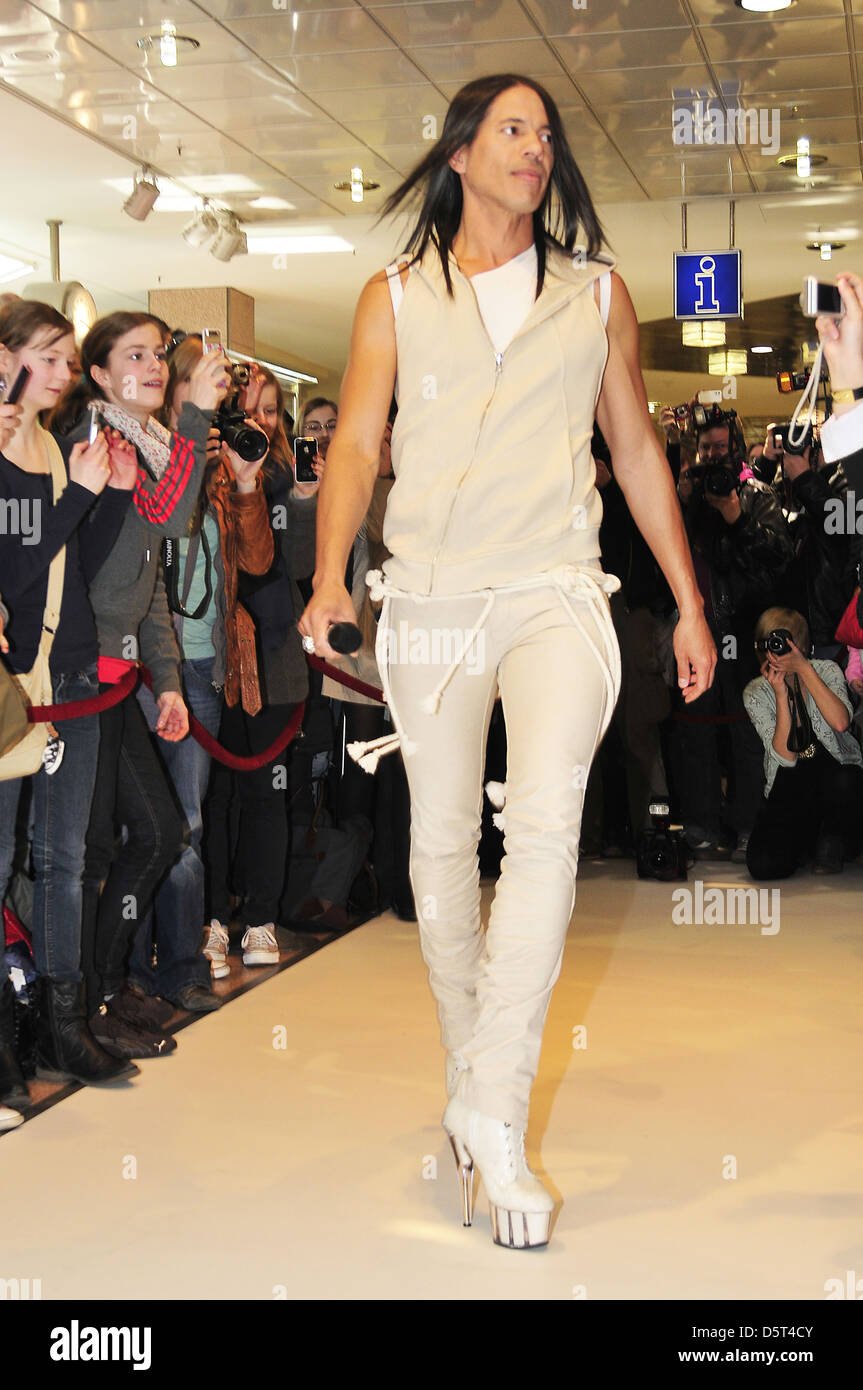 Jorge Gonzalez from German TV show "Germany's Next Topmodel" teaches ...