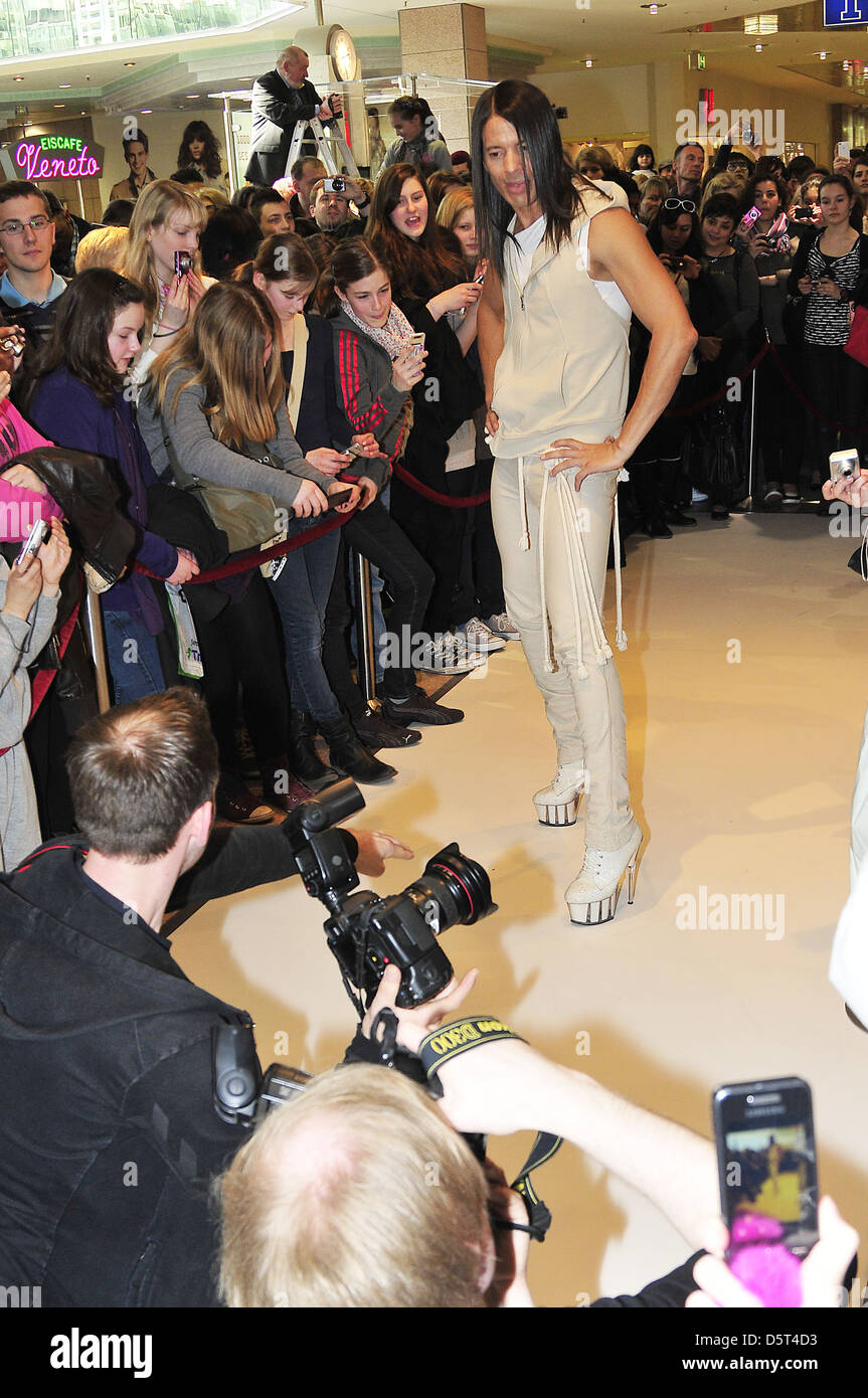 Jorge Gonzalez from German TV show "Germany's Next Topmodel" teaches ...