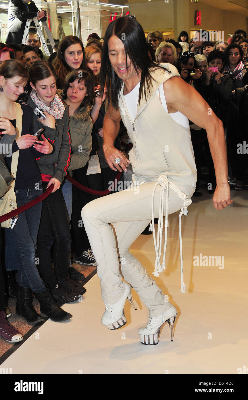 Jorge Gonzalez from German TV show "Germany's Next Topmodel" teaches ...