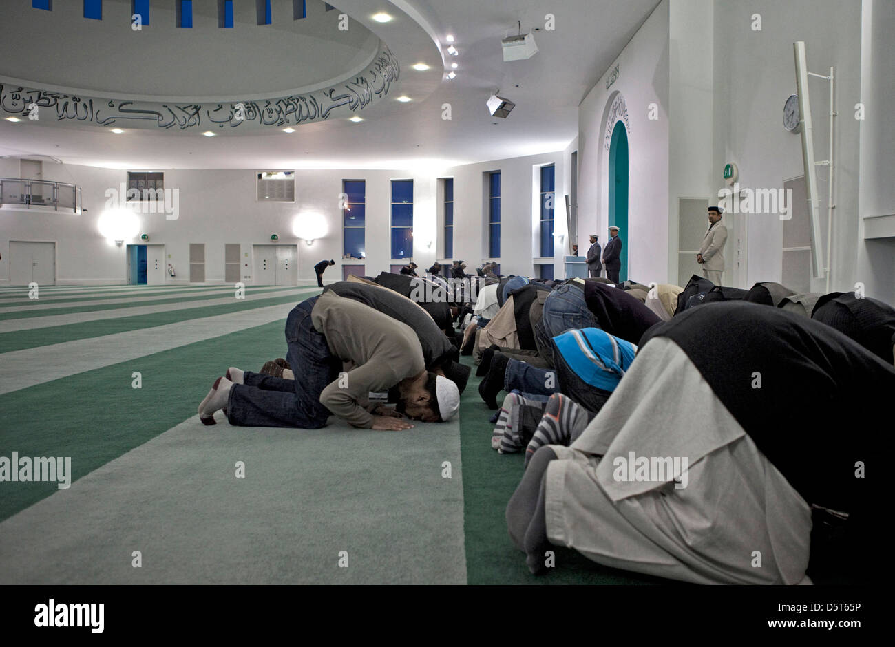 PRAYERS AT Europe's largerst mosque, Baitul Futuh Mosque, in Morden ...