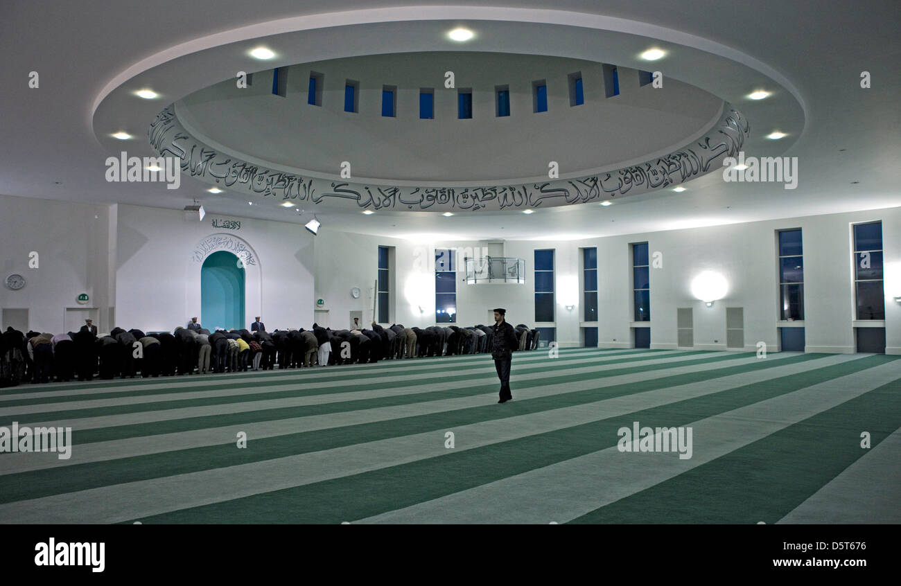 PRAYERS AT Europe's largerst mosque, Baitul Futuh Mosque, in Morden ...