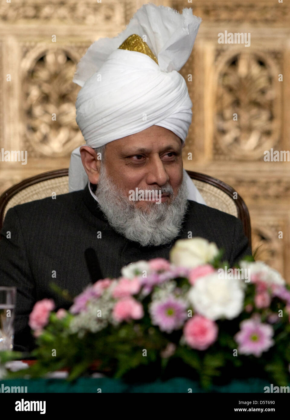 Hadhrat Mirza Masroor Ahmad AT Europe's largerst mosque, Baitul Futuh Mosque, in Morden, Surrey ...