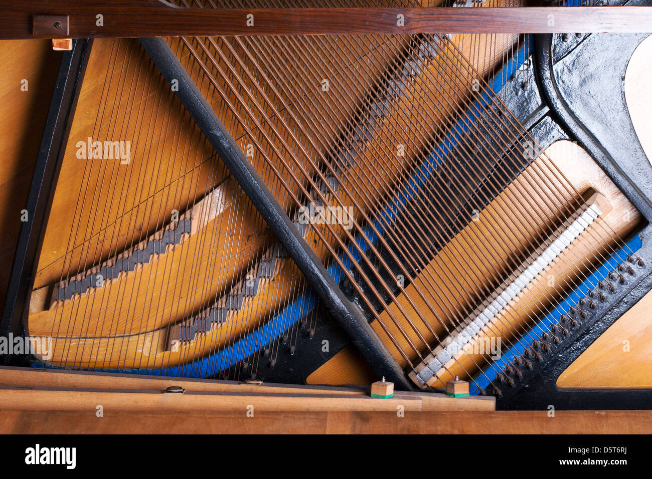 Old grand pianos hi-res stock photography and images - Alamy