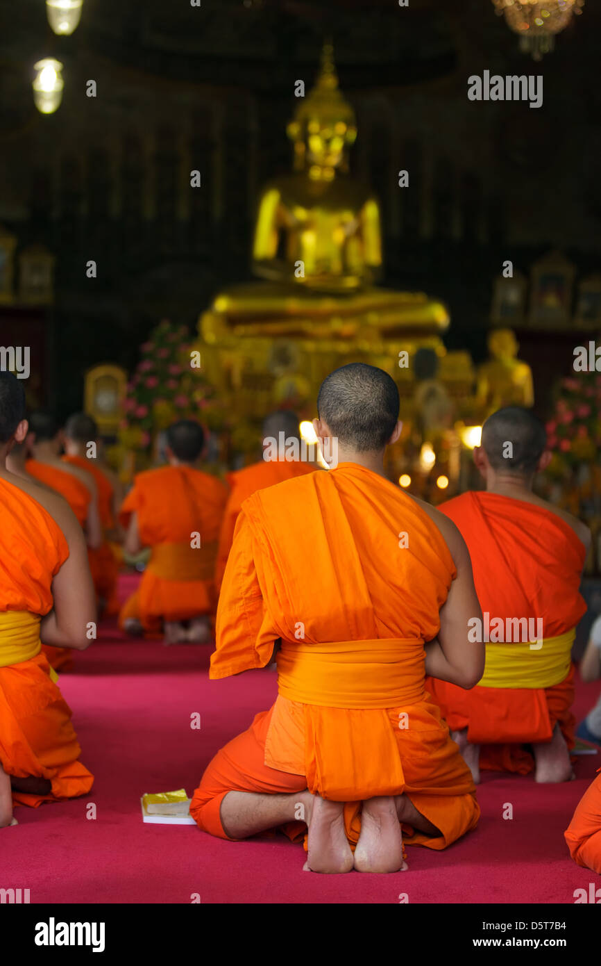 Group thai buddhist monks sitting hi-res stock photography and images ...
