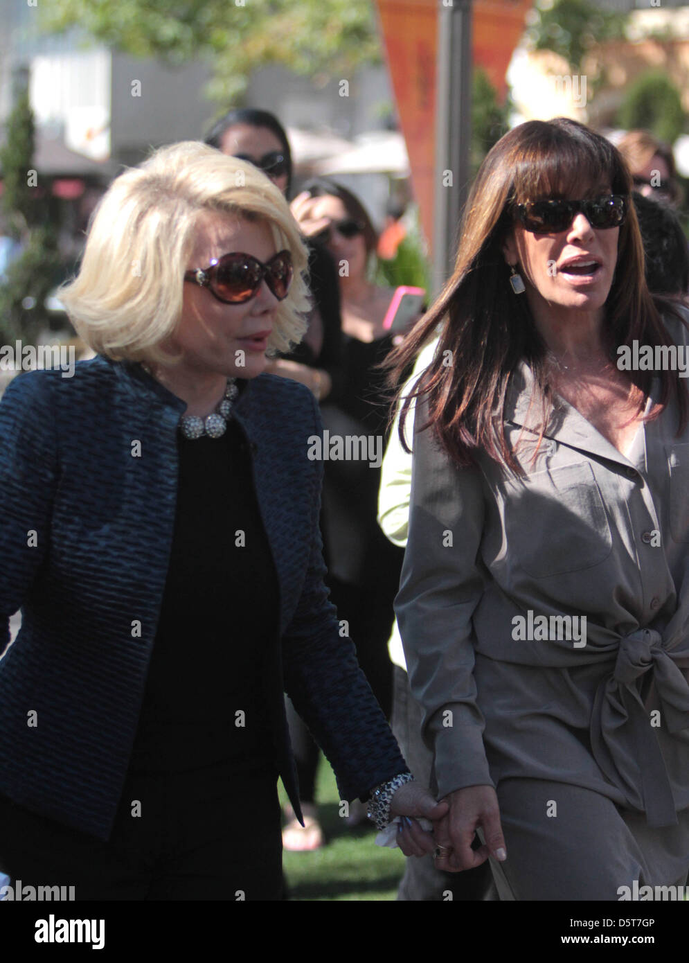 Joan Rivers and daughter Melissa Rivers make an appearance on 'Extra ...