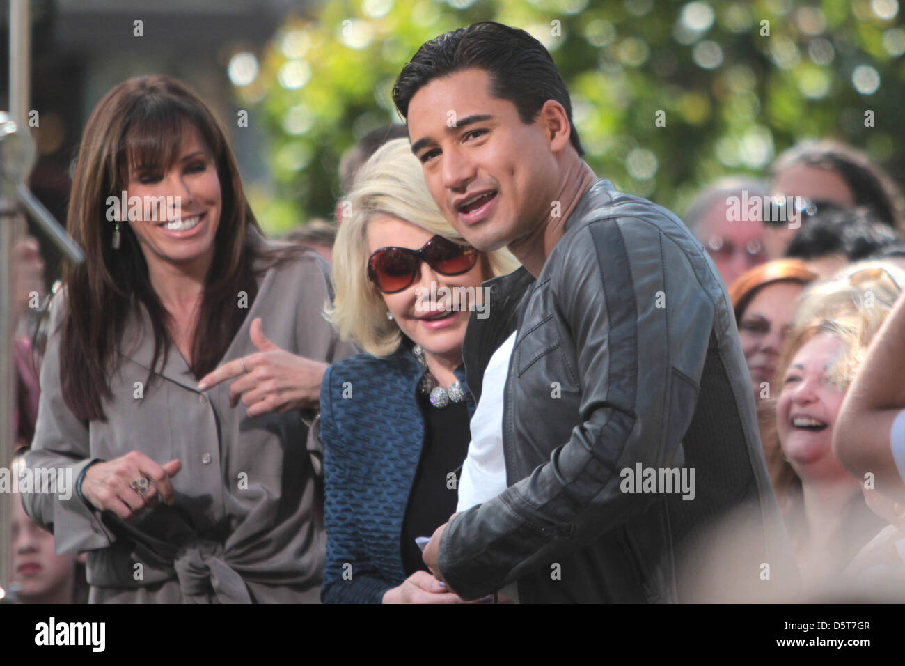 Joan Rivers and daughter Melissa Rivers make an appearance on 'Extra ...