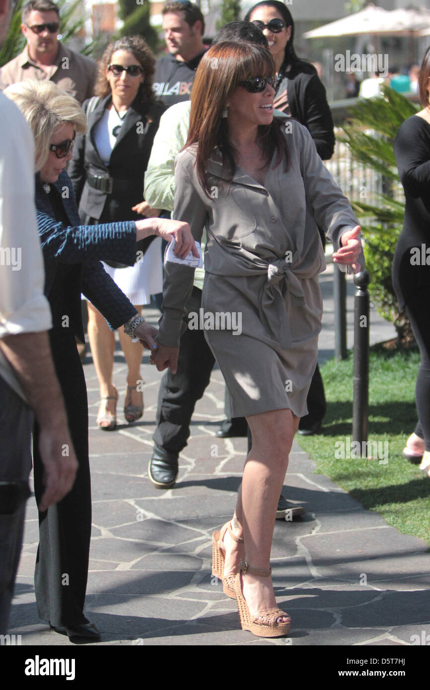 Joan Rivers and daughter Melissa Rivers make an appearance on 'Extra ...