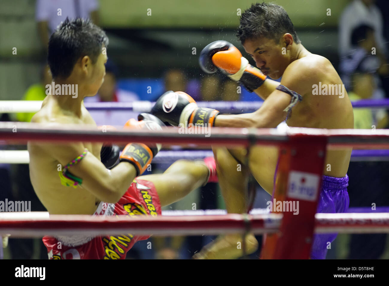 Thai boxing evening fight at the Rajadamnern stadium in Bangkok ...