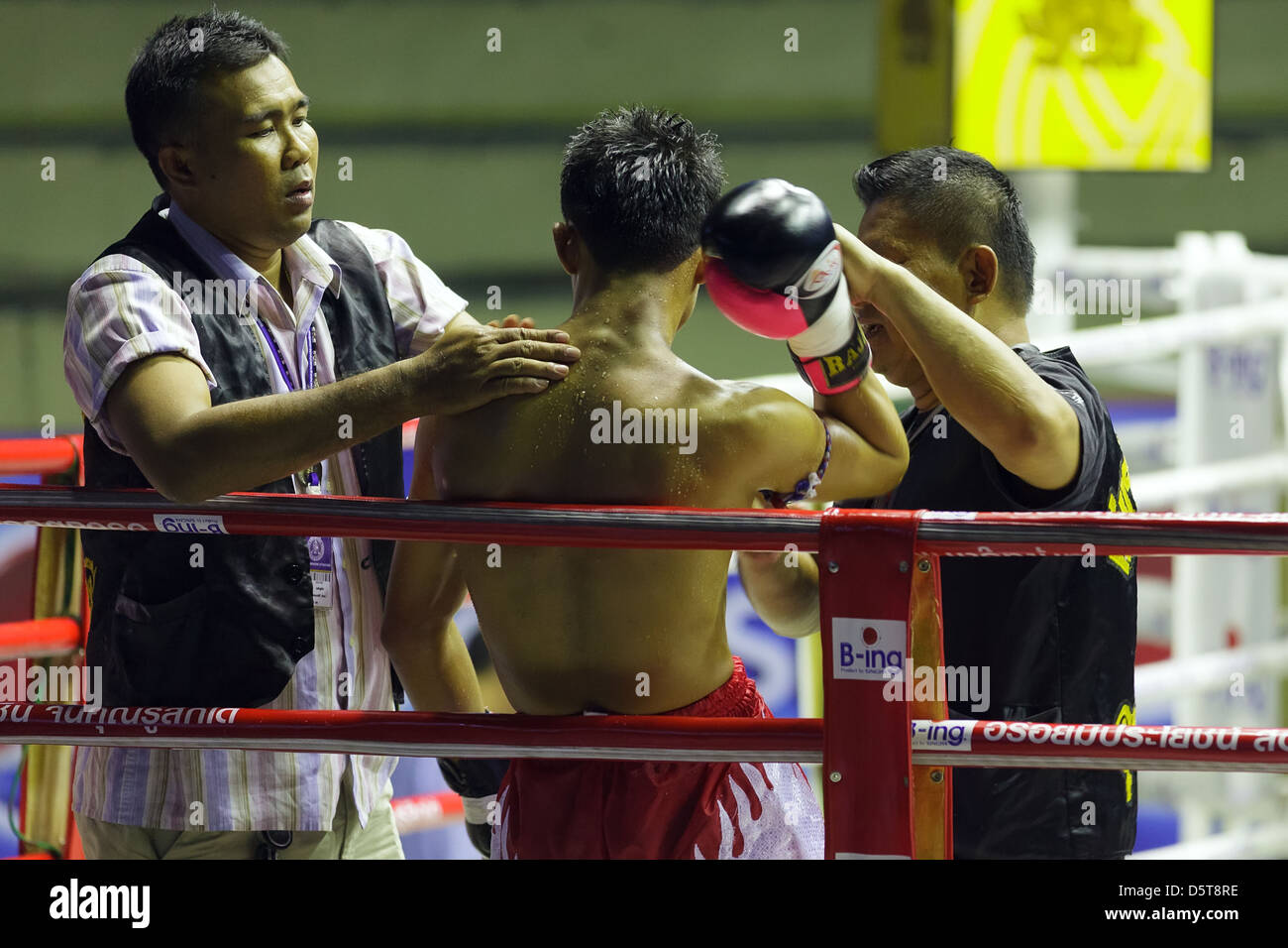 Thai boxing evening fight at the Rajadamnern stadium in Bangkok ...