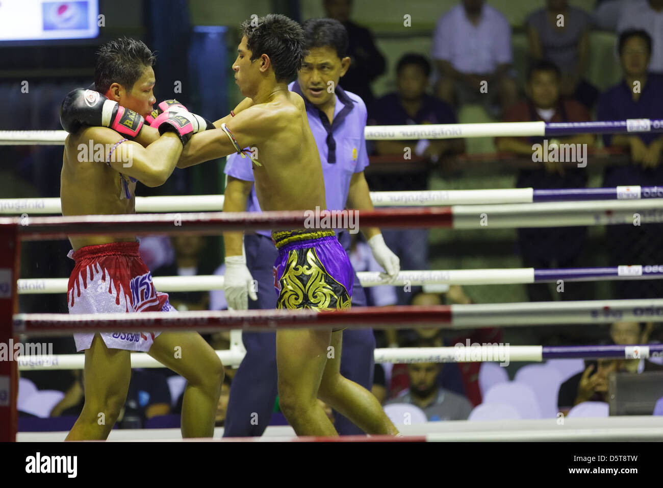 Thai boxing evening fight at the Rajadamnern stadium in Bangkok ...