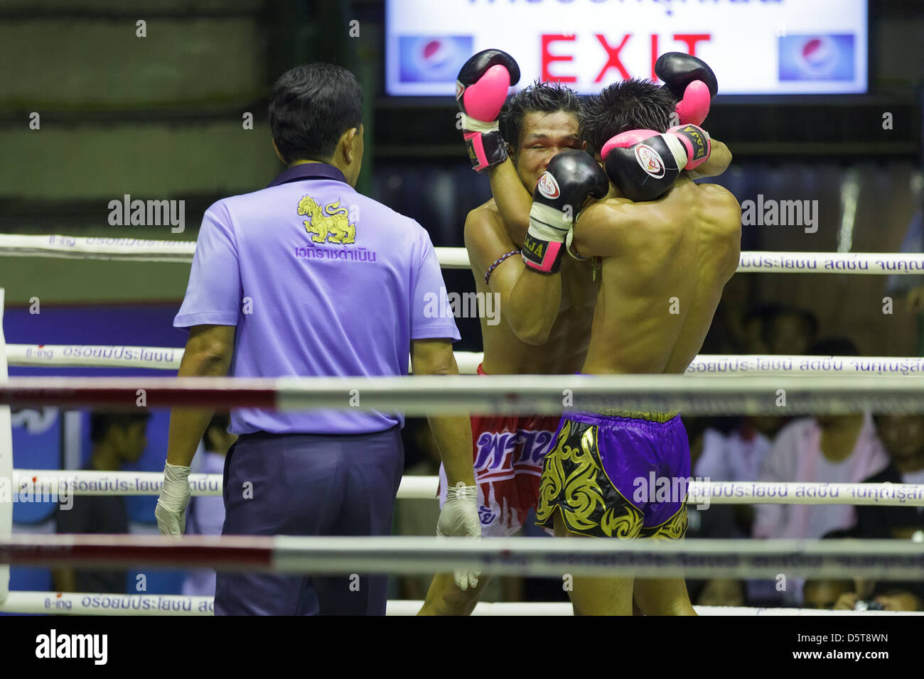 Thai boxing evening fight at the Rajadamnern stadium in Bangkok ...