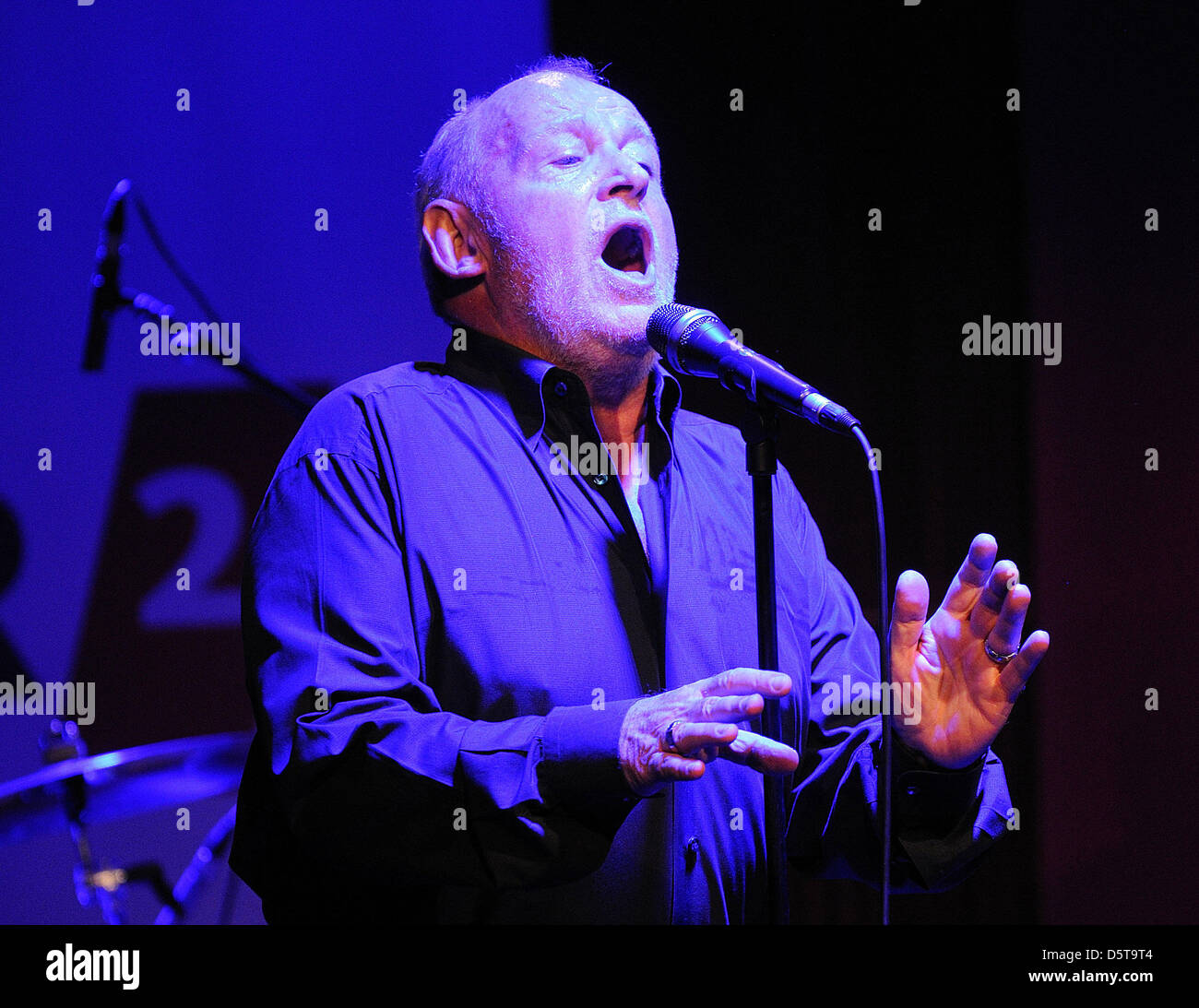 Joe cocker in concert hi-res stock photography and images - Alamy