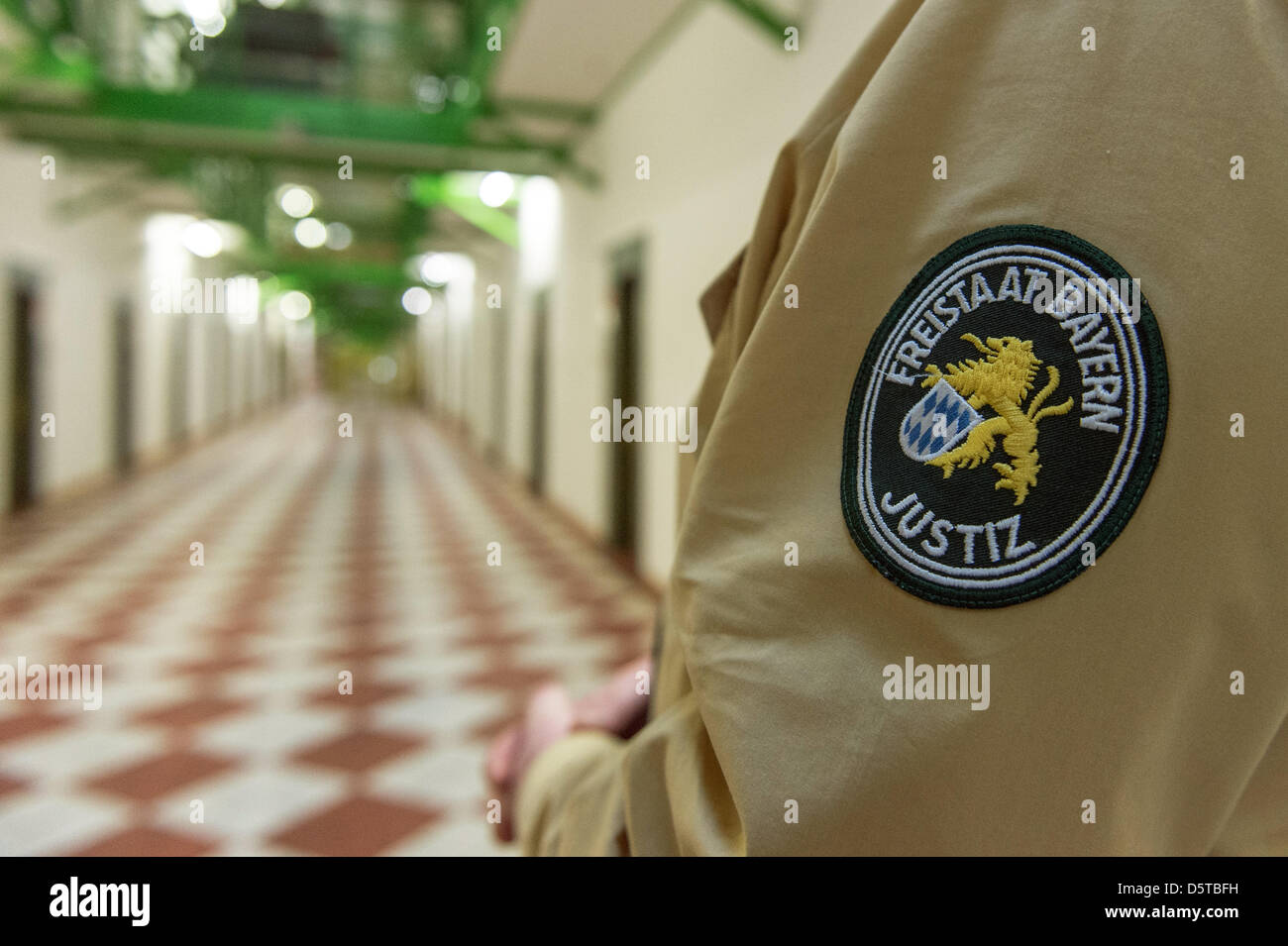 A patch with the symbol of the Bavarian Judiciary is sewn on the shirt ...