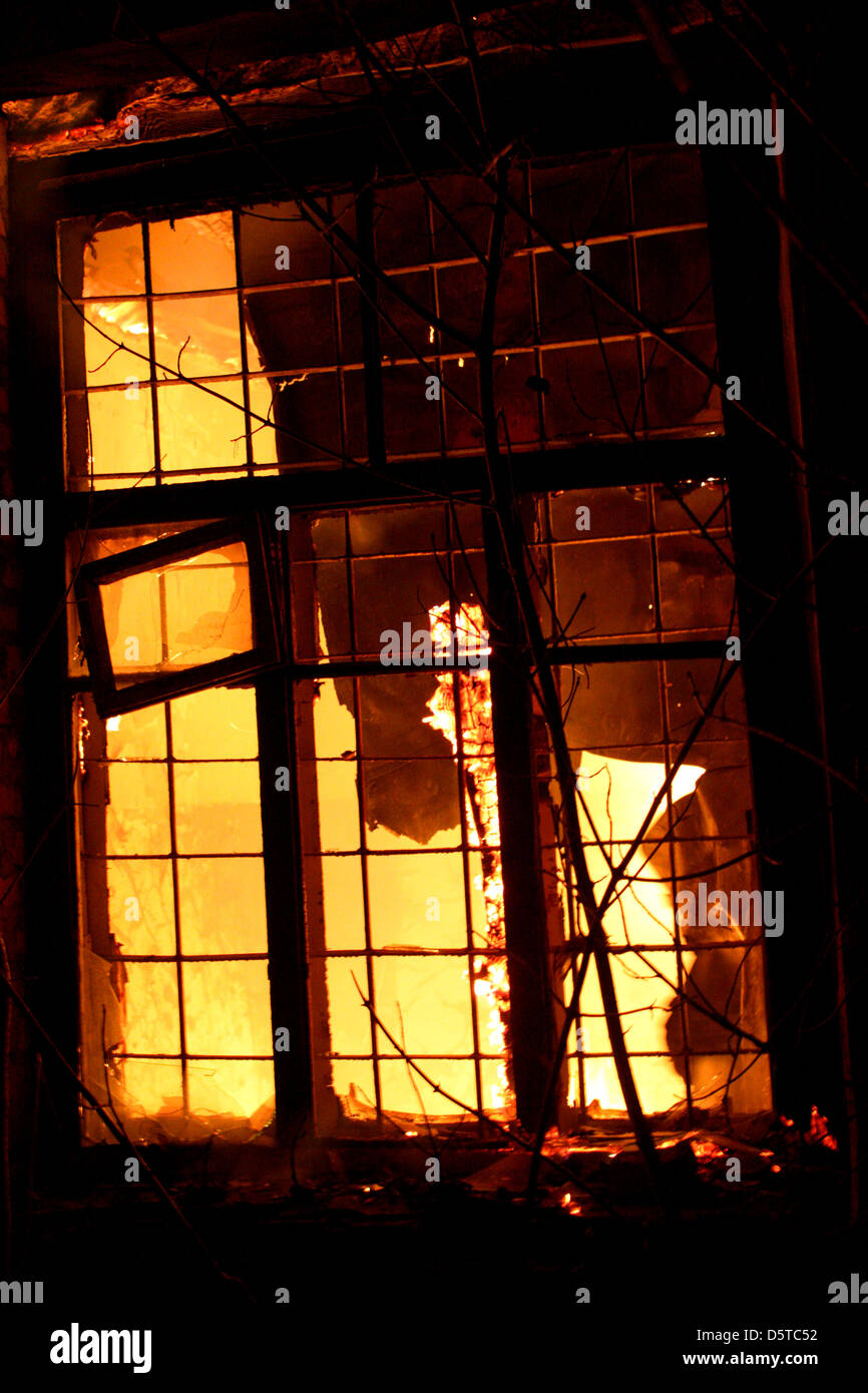 Bonfire building hi-res stock photography and images - Alamy