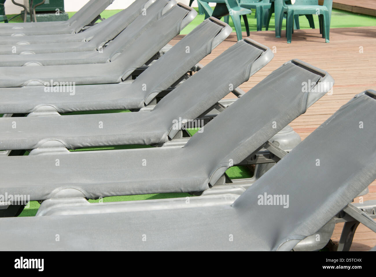 Line benches hi-res stock photography and images - Alamy