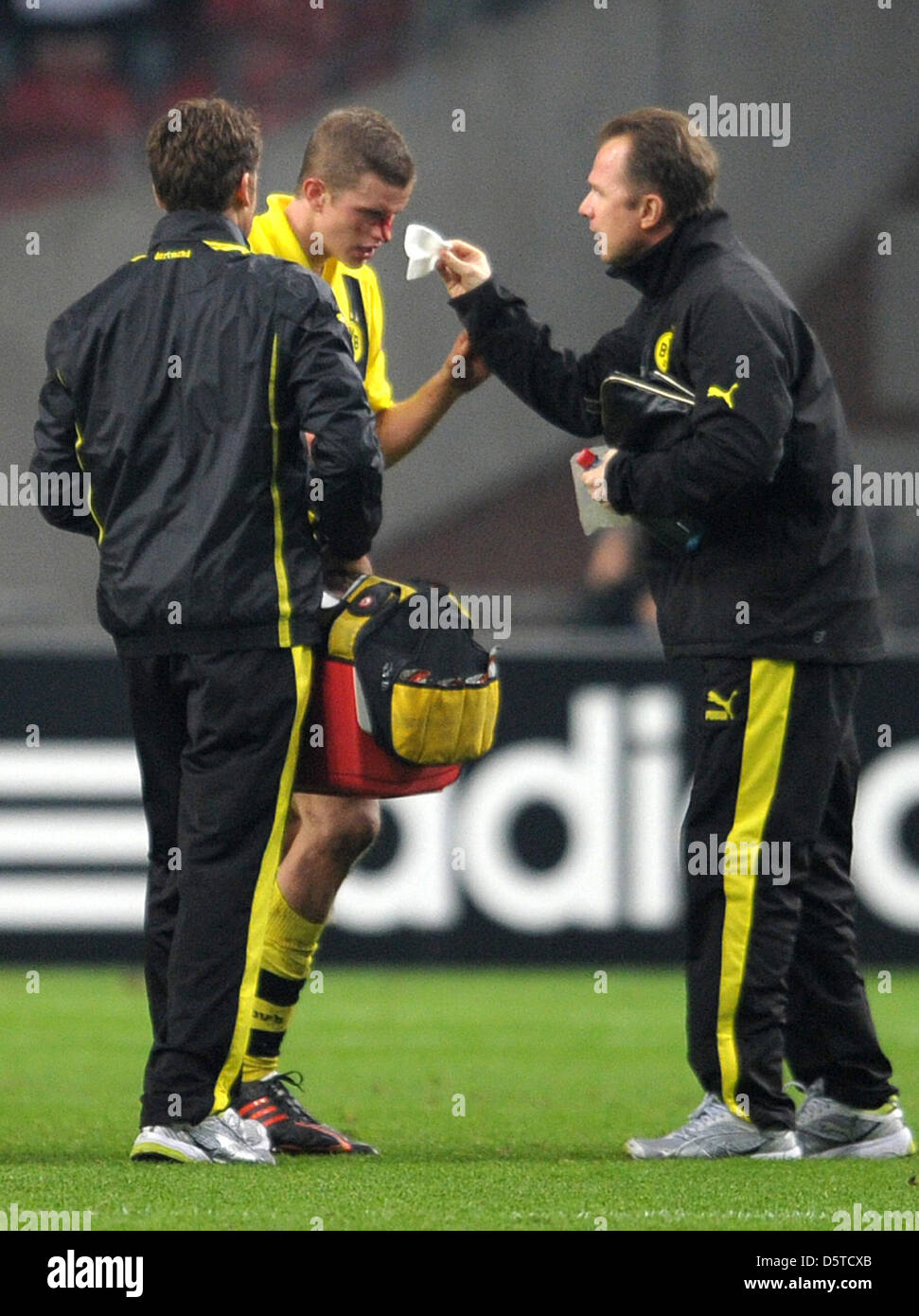 Dortmund's Sven Bender receives medical assitance and leaves the pitch ...