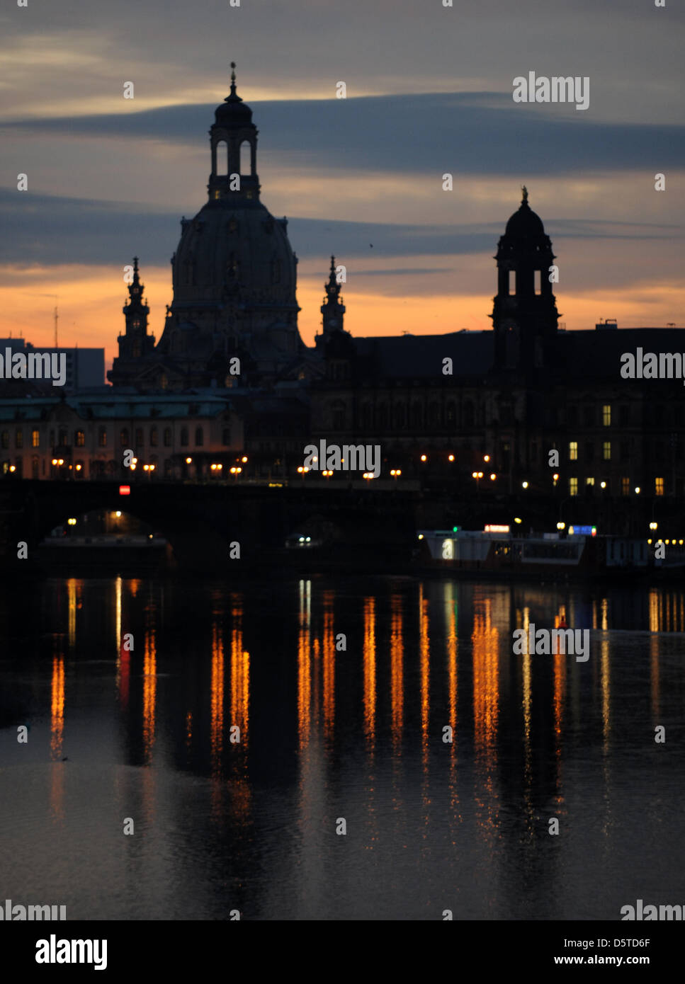 An orange morning sky vindicate the rising sun in Dresden, Germany, 22 ...