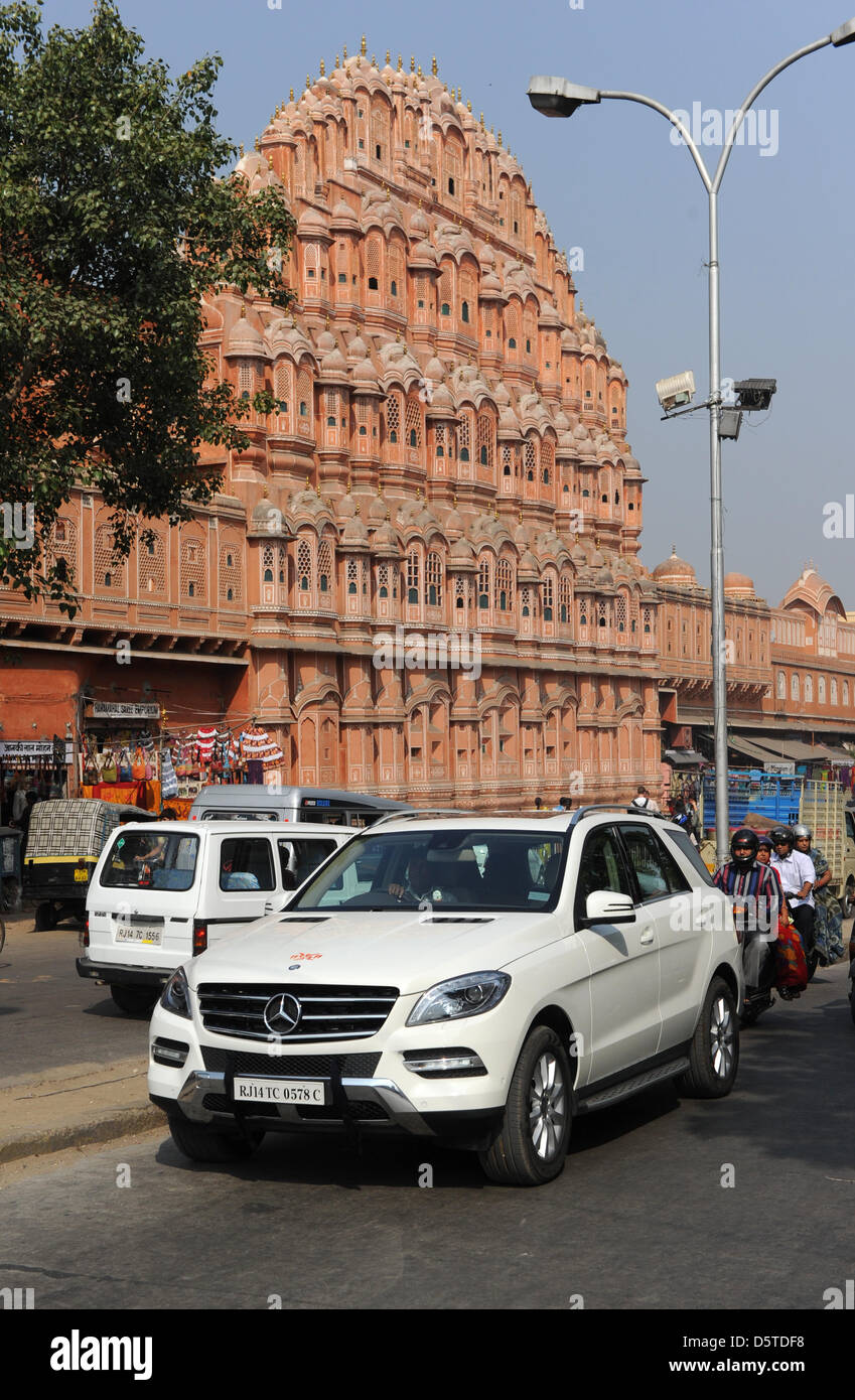Jaipur street scene with hawa mahal palace hi-res stock photography and ...