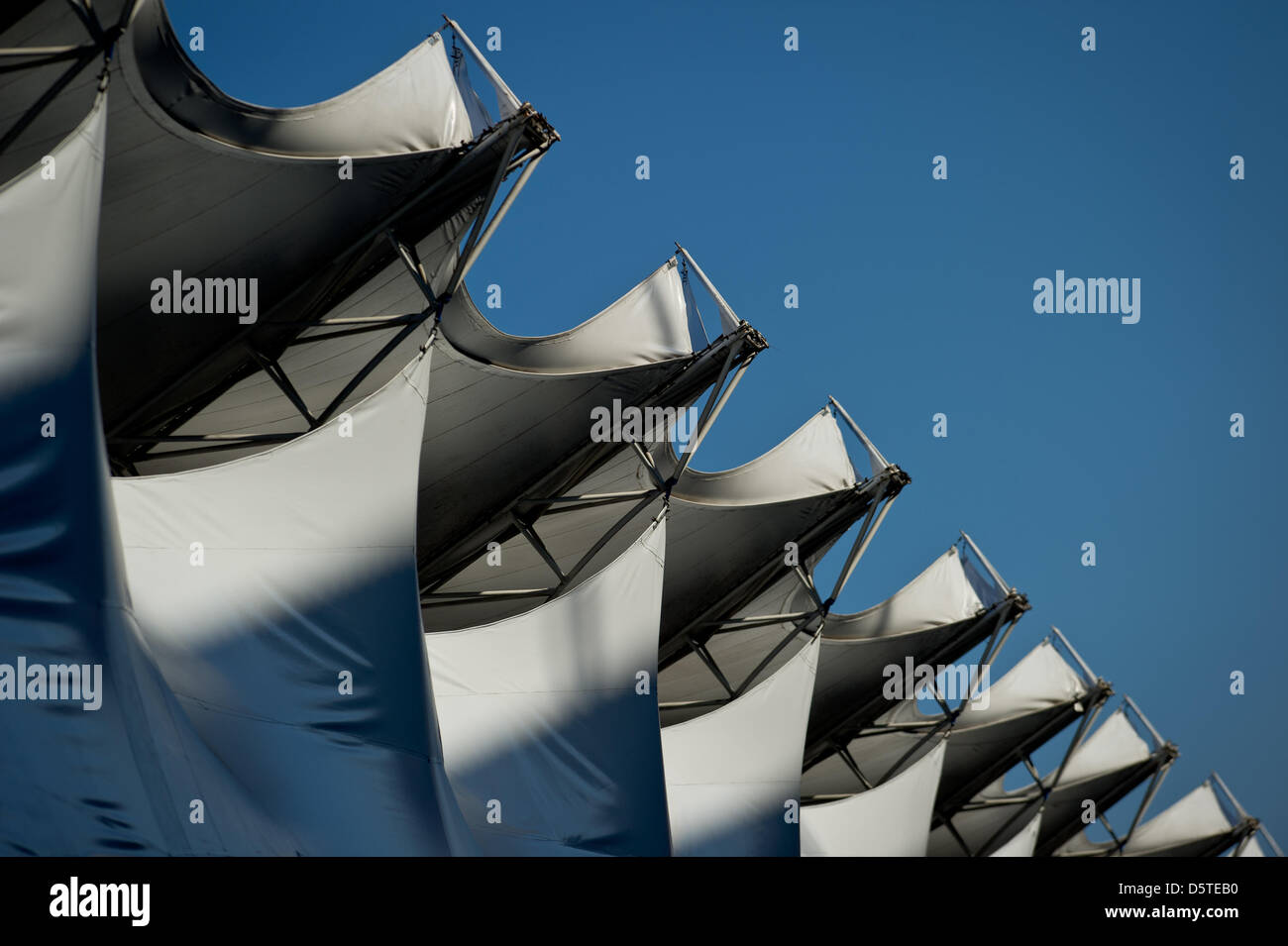 Formula one pit building hi-res stock photography and images - Alamy