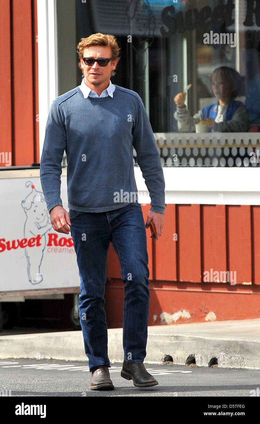Simon Baker leaving lunch with a friend Los Angeles, California - 20.02 ...