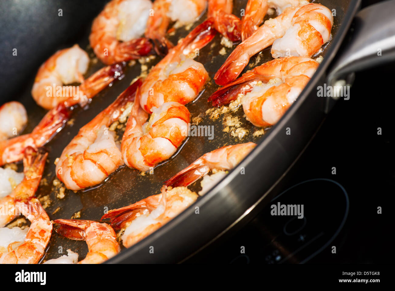 Fried shrimp cooking Stock Photo - Alamy