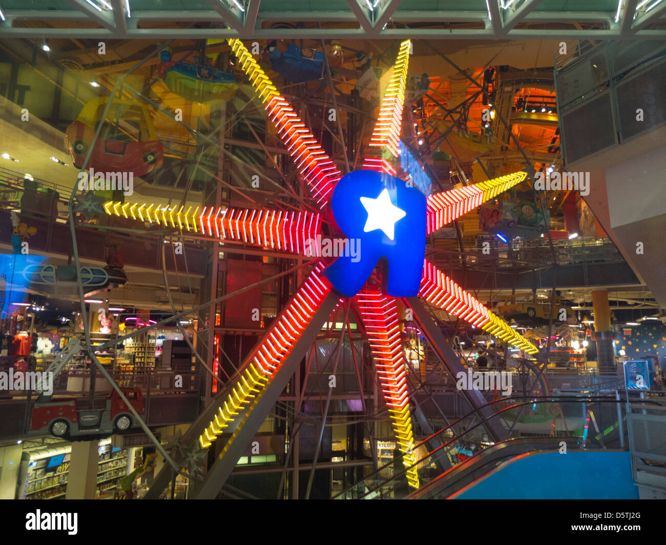 Toys r us times square hi-res stock photography and images - Alamy