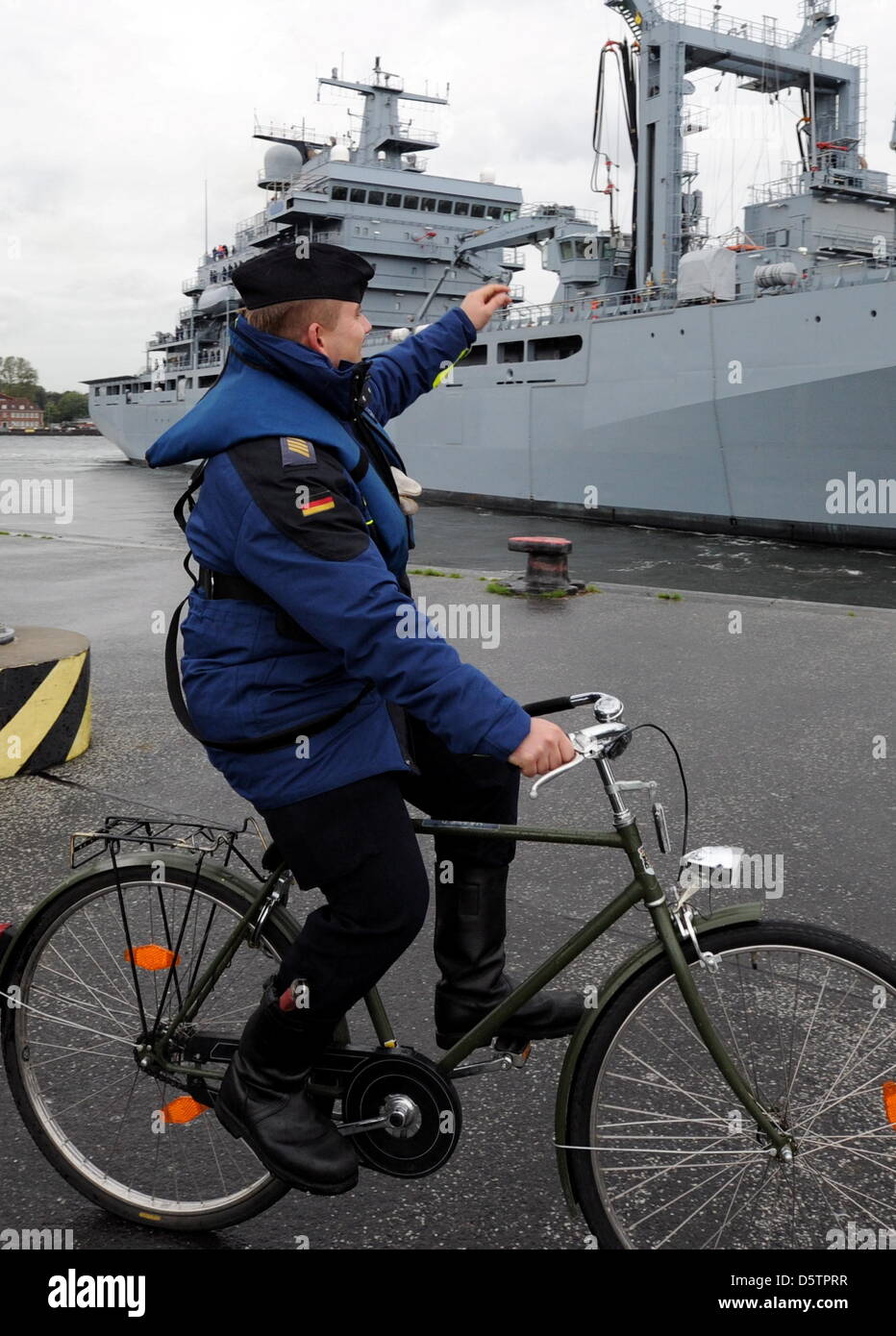 The largest ship of the German navy, the troop supply vessel 'Frankfurt ...