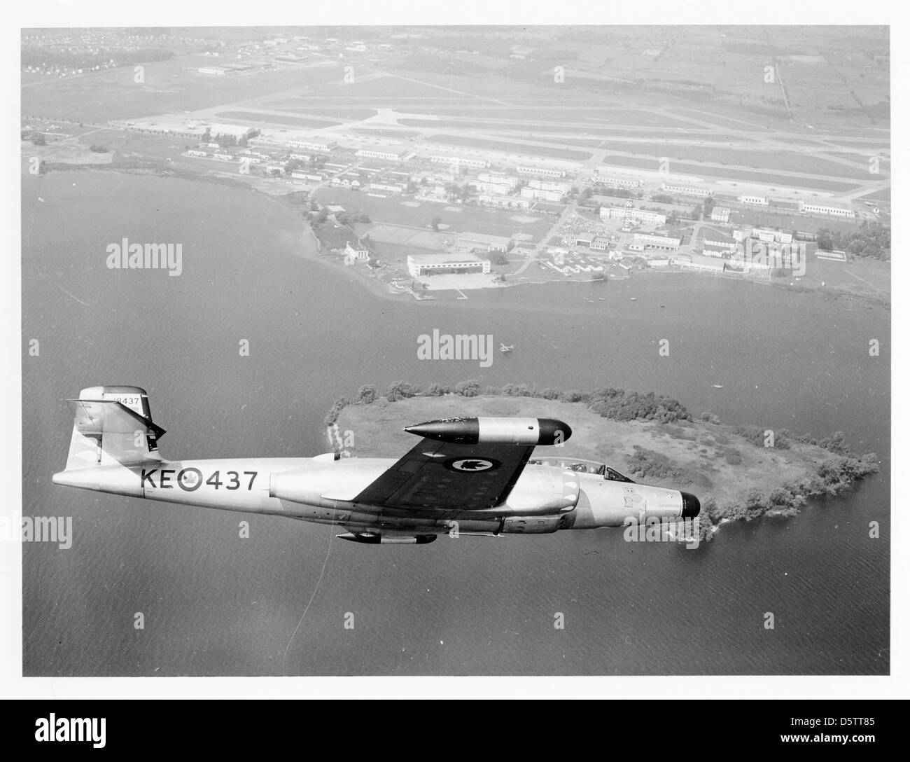 The Avro CF-100 'Canuck' was a Canadian interceptor aircraft used by ...