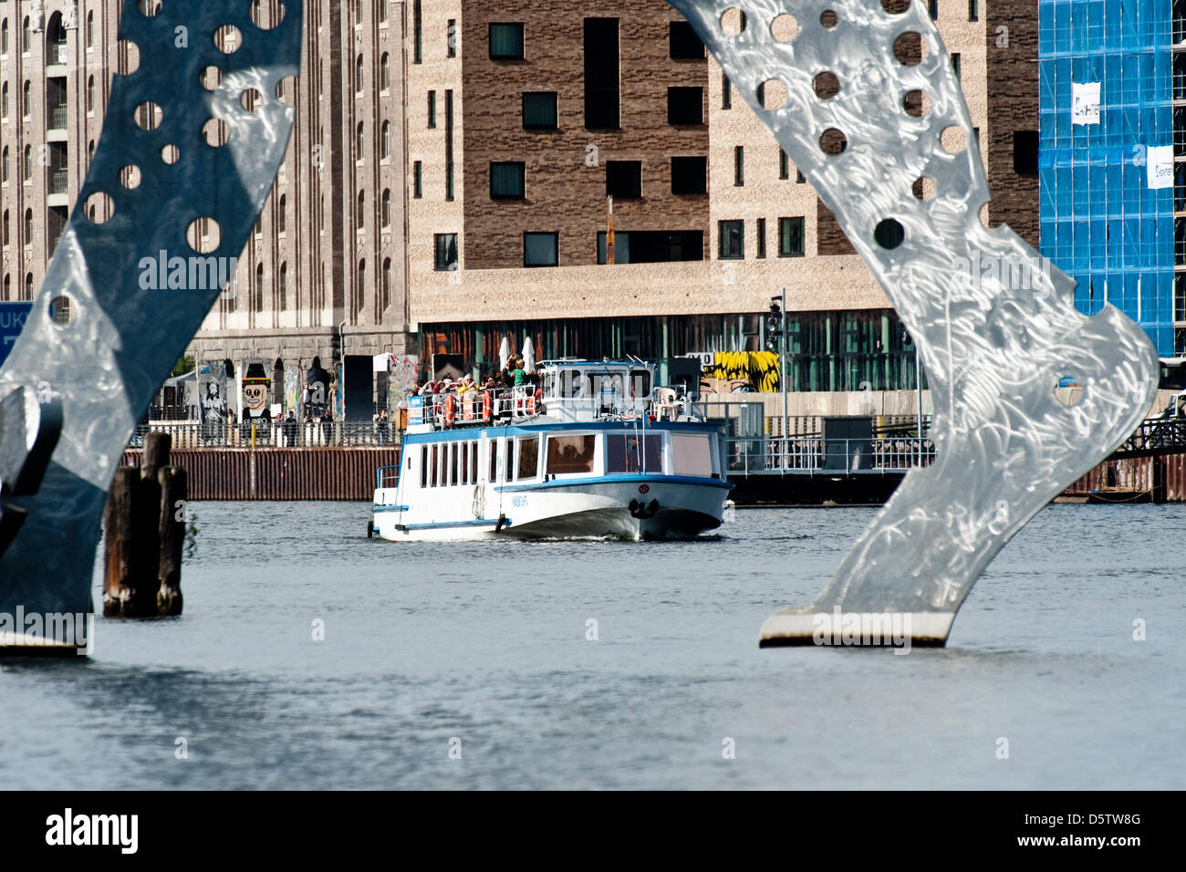 The monumental sculpture "Molecule Man" stands in the Spree near ...