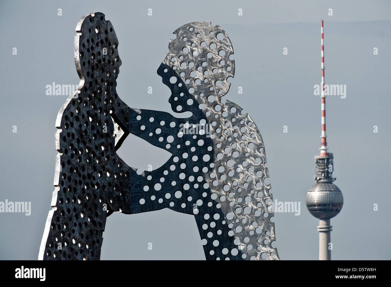 The monumental sculpture "Molecule Man" stands in the Spree near ...