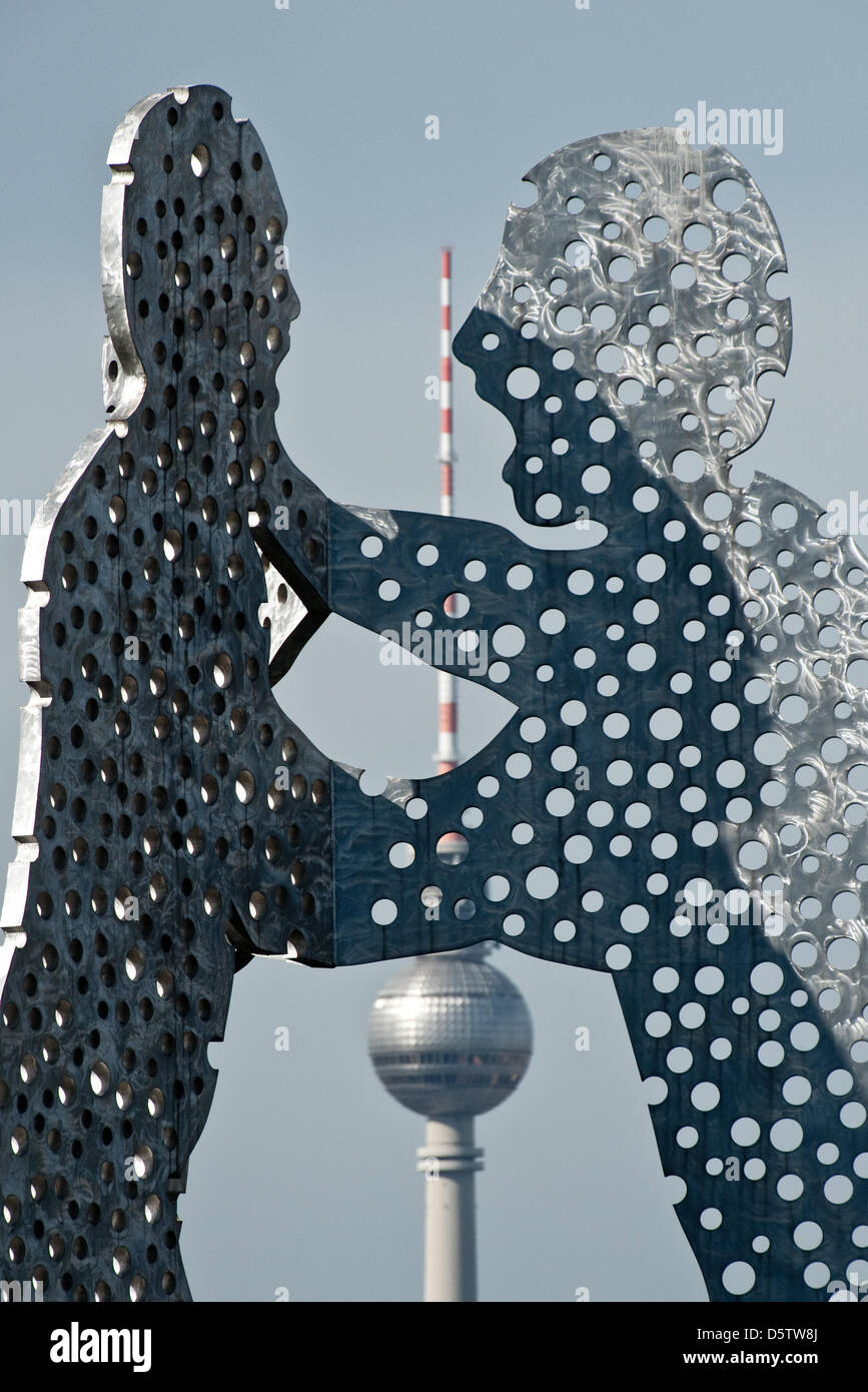 The monumental sculpture "Molecule Man" stands in the Spree near ...