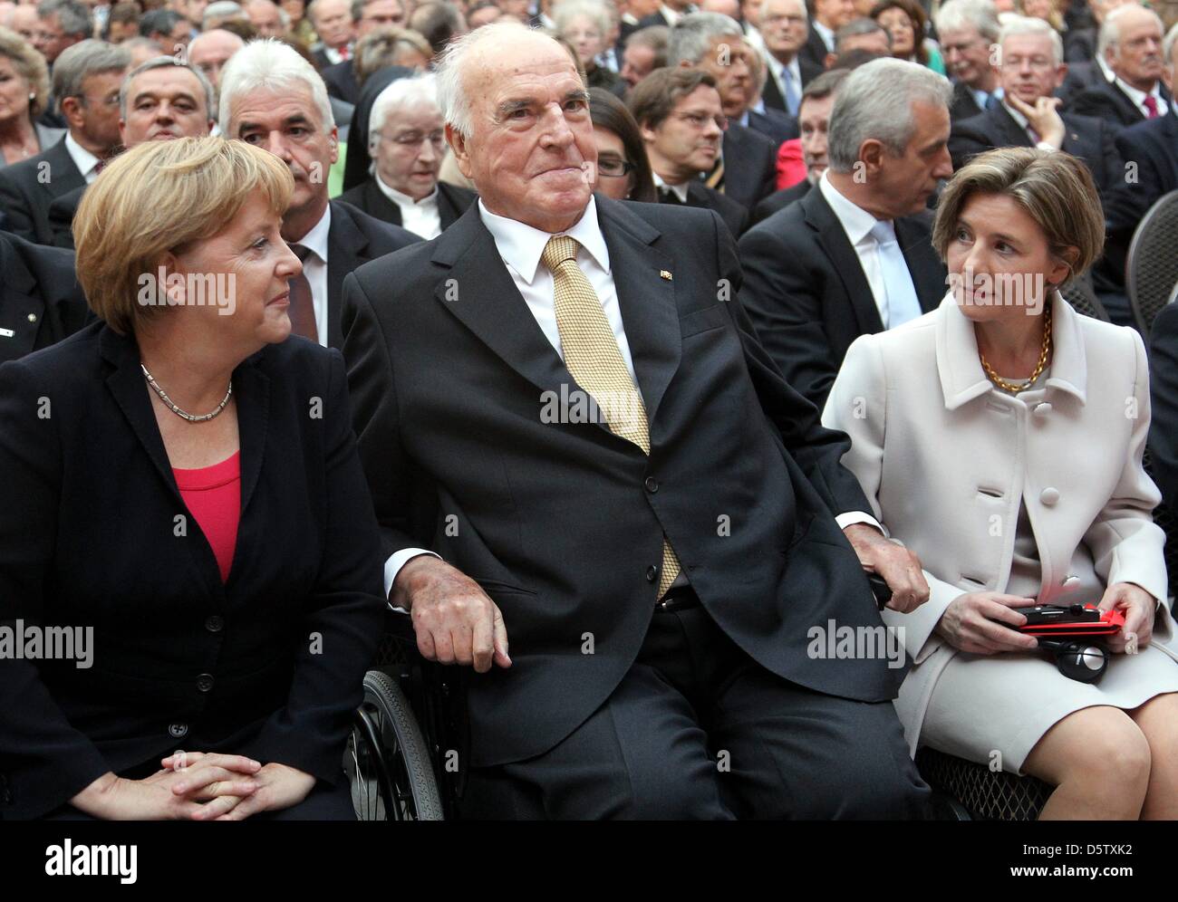 German Chancellor Angela Merkel (CDU, L-R) talks to former German ...