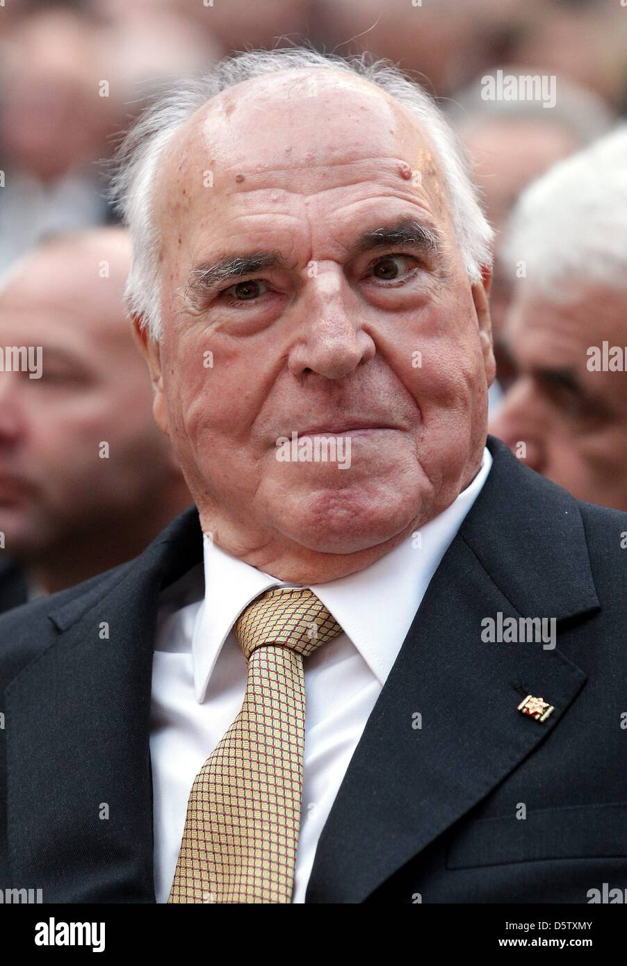 Former German Chancellor Helmut Kohl has taken his seat at the German ...