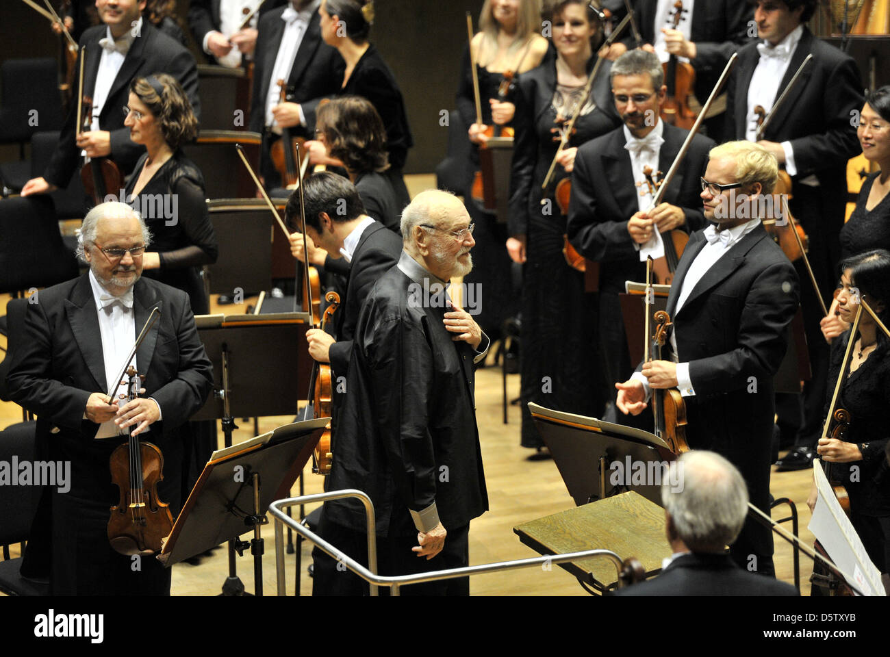 Longstanding chief conductor of the Gewandhaus, Kurt Masur (C ...