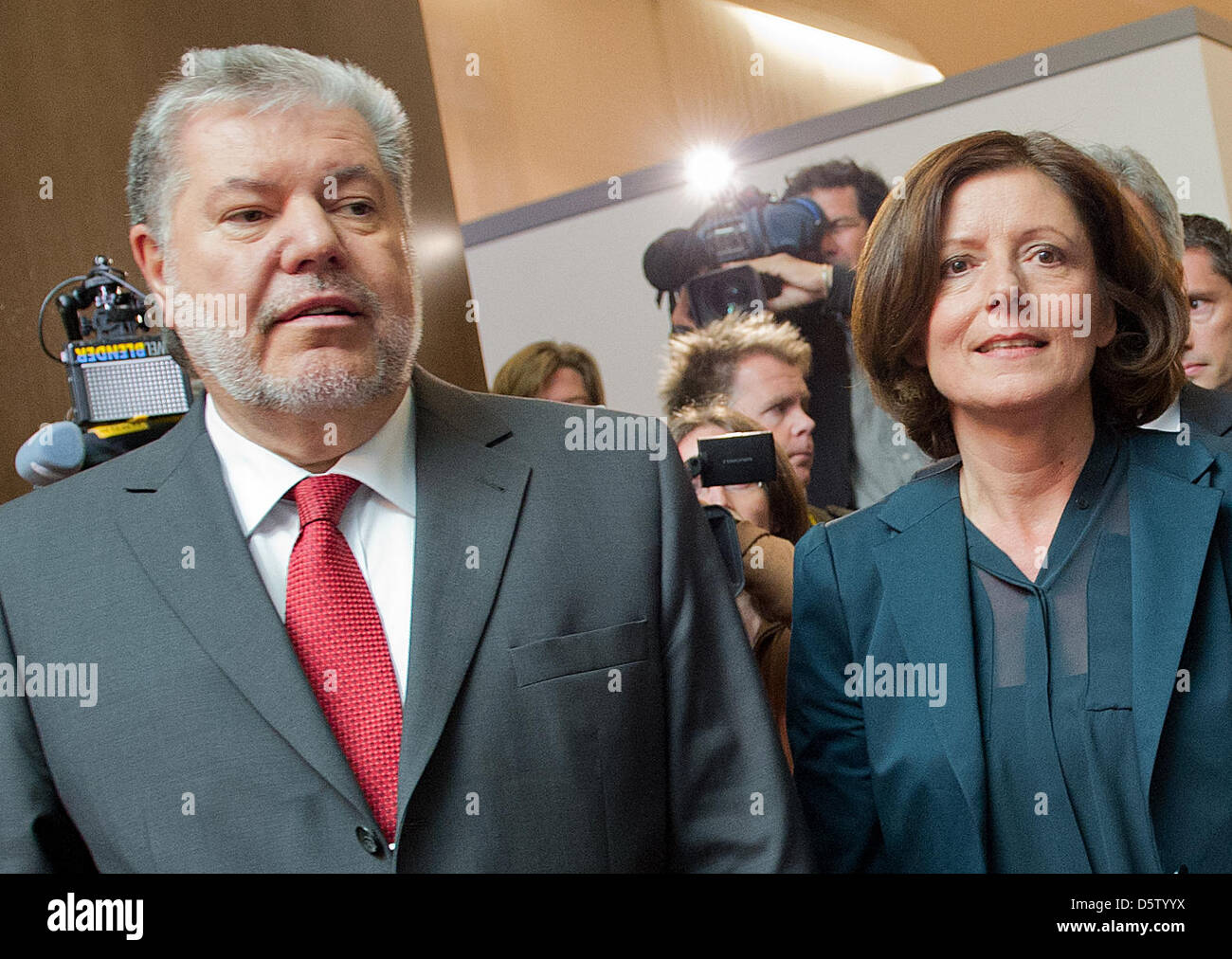 Social minister Malu Dreyer (r) arrives with Kurt Beck to attend a ...
