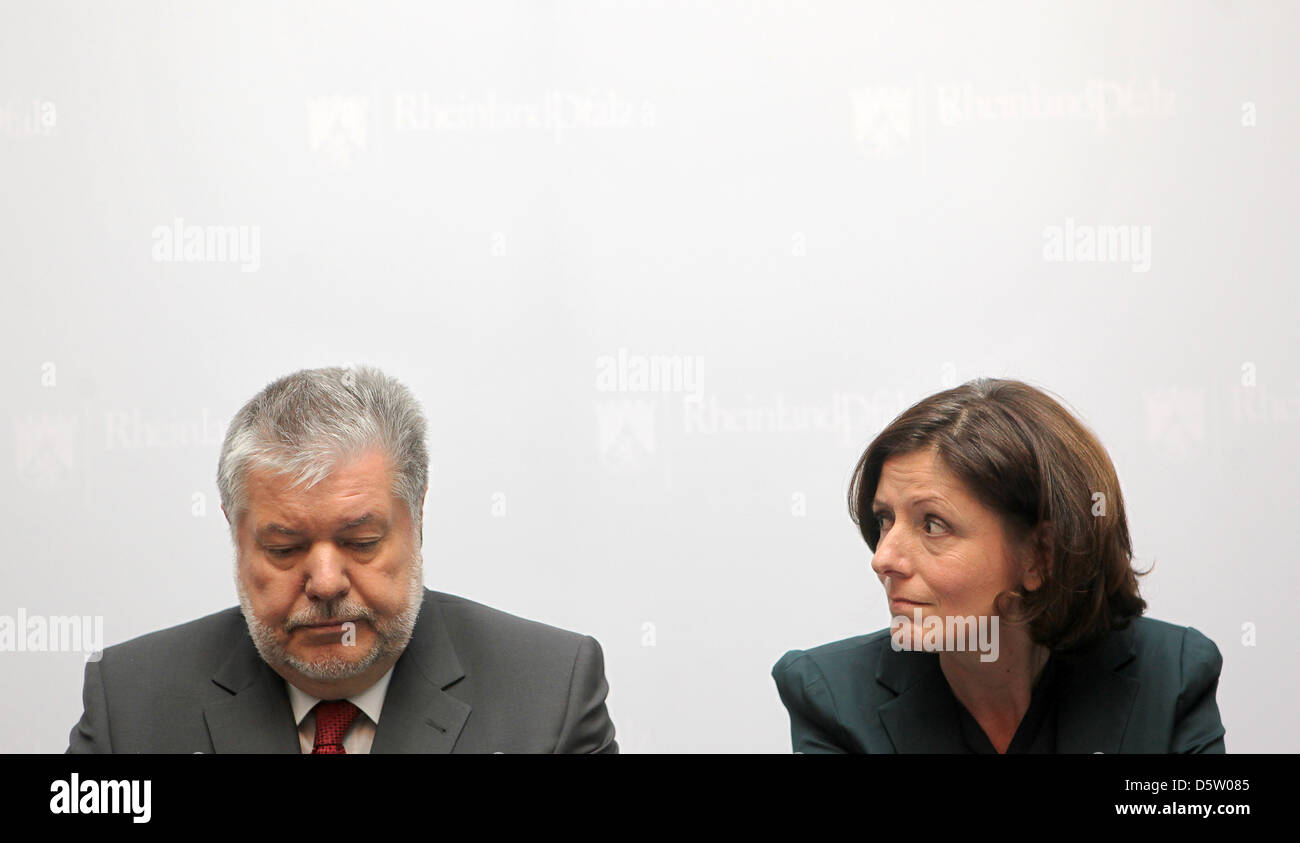 Social minister Malu Dreyer (r) arrives with Kurt Beck to attend a ...