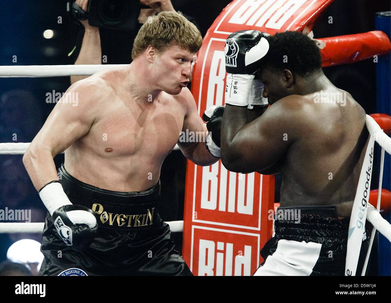 Russian heavy-weight boxer Alexander Powetkin (l) fights US boxer Hasim ...