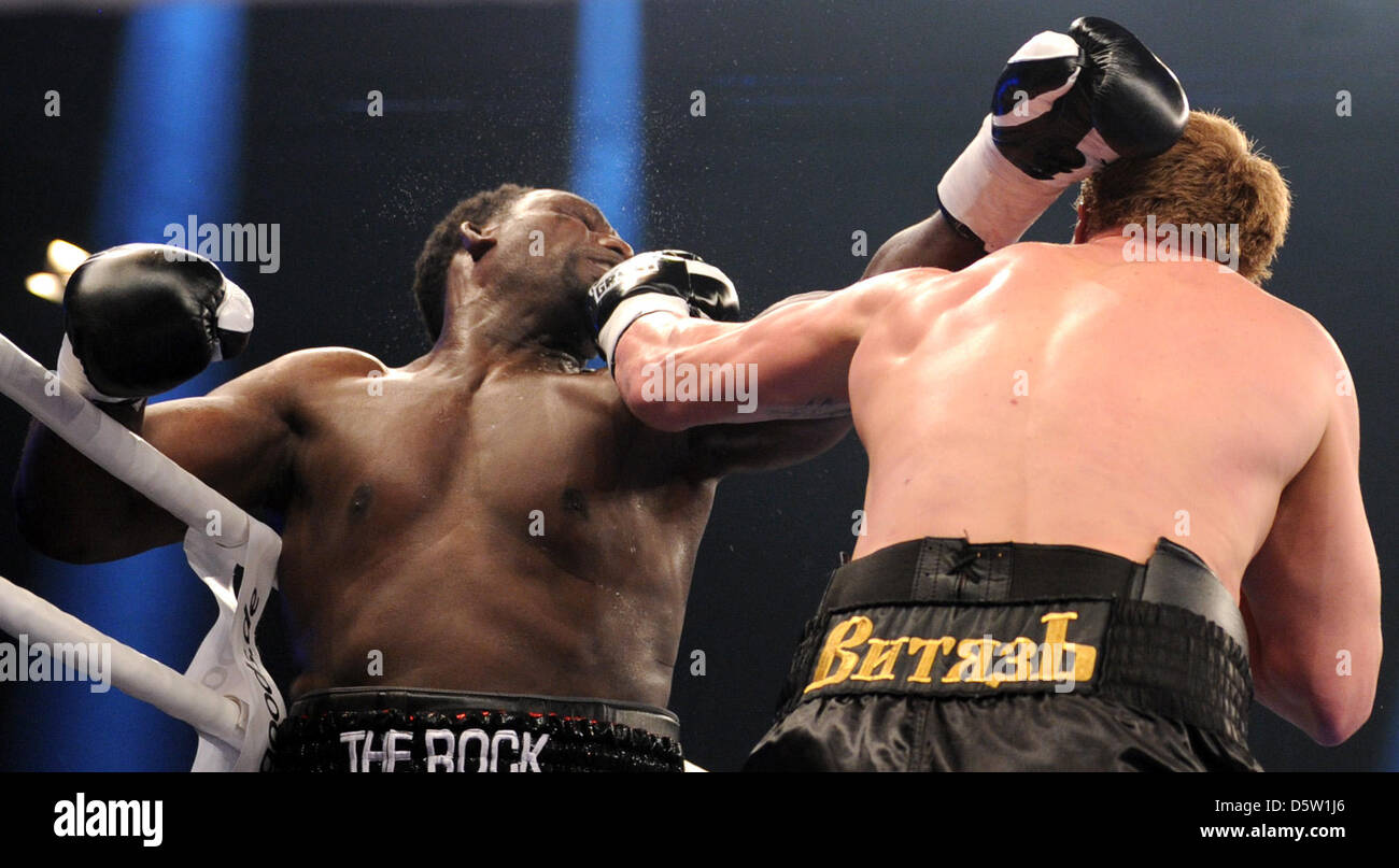 Russian heavy-weight boxer Alexander Powetkin (r) fights US boxer Hasim ...