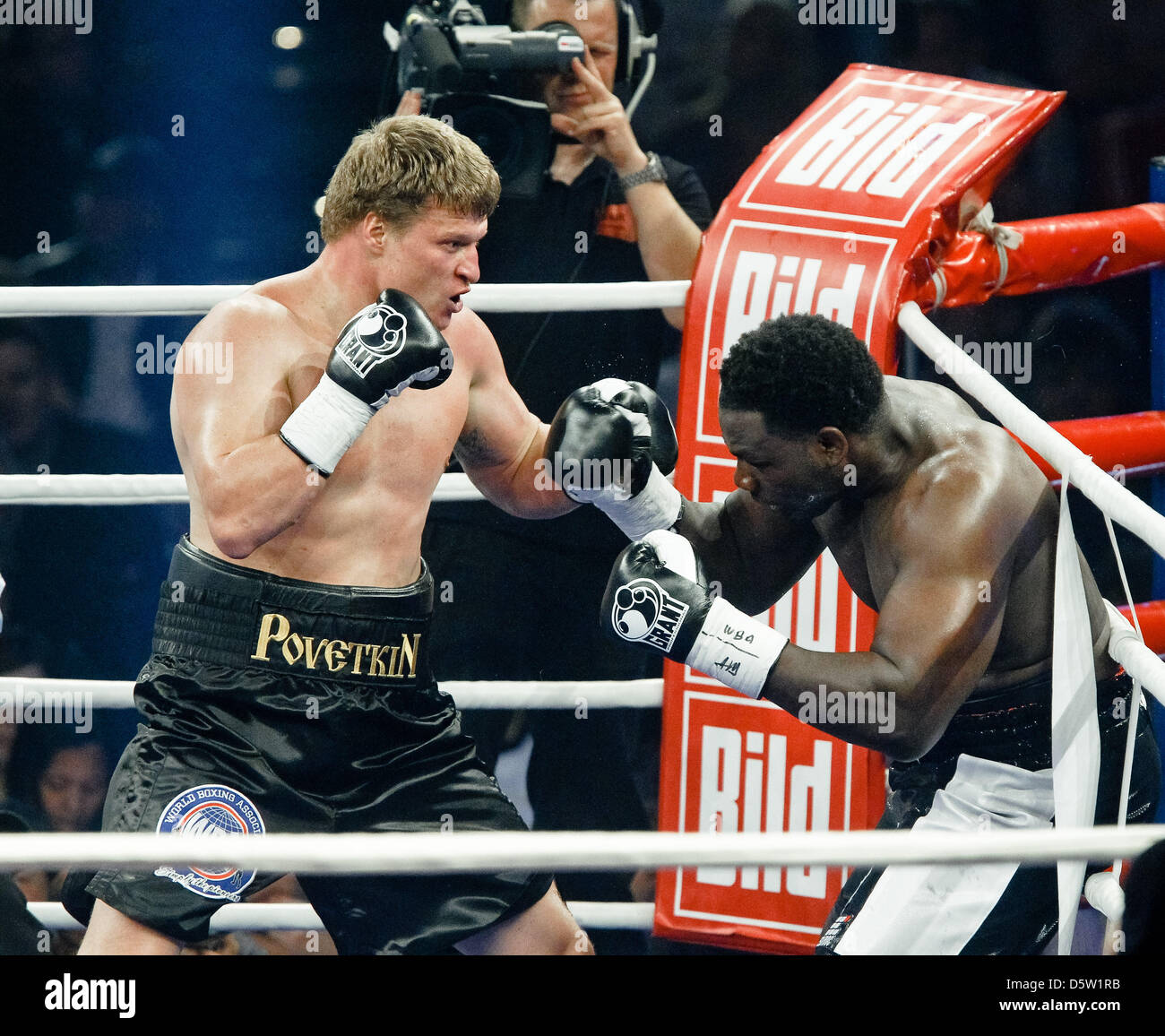 Russian heavy-weight boxer Alexander Powetkin (l) fights US boxer Hasim ...