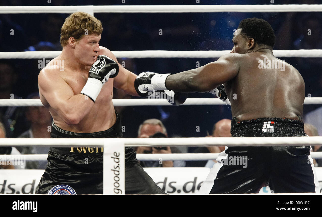 Russian heavy-weight boxer Alexander Powetkin (l) fights US boxer Hasim ...