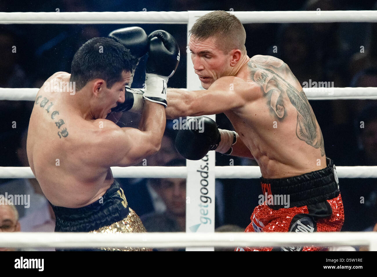 British challenger Mark Thompson (r) fights defending champion Jack ...