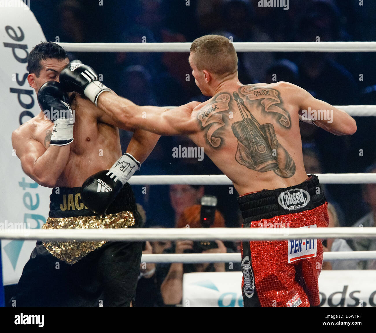 British challenger Mark Thompson (r) fights defending champion Jack ...