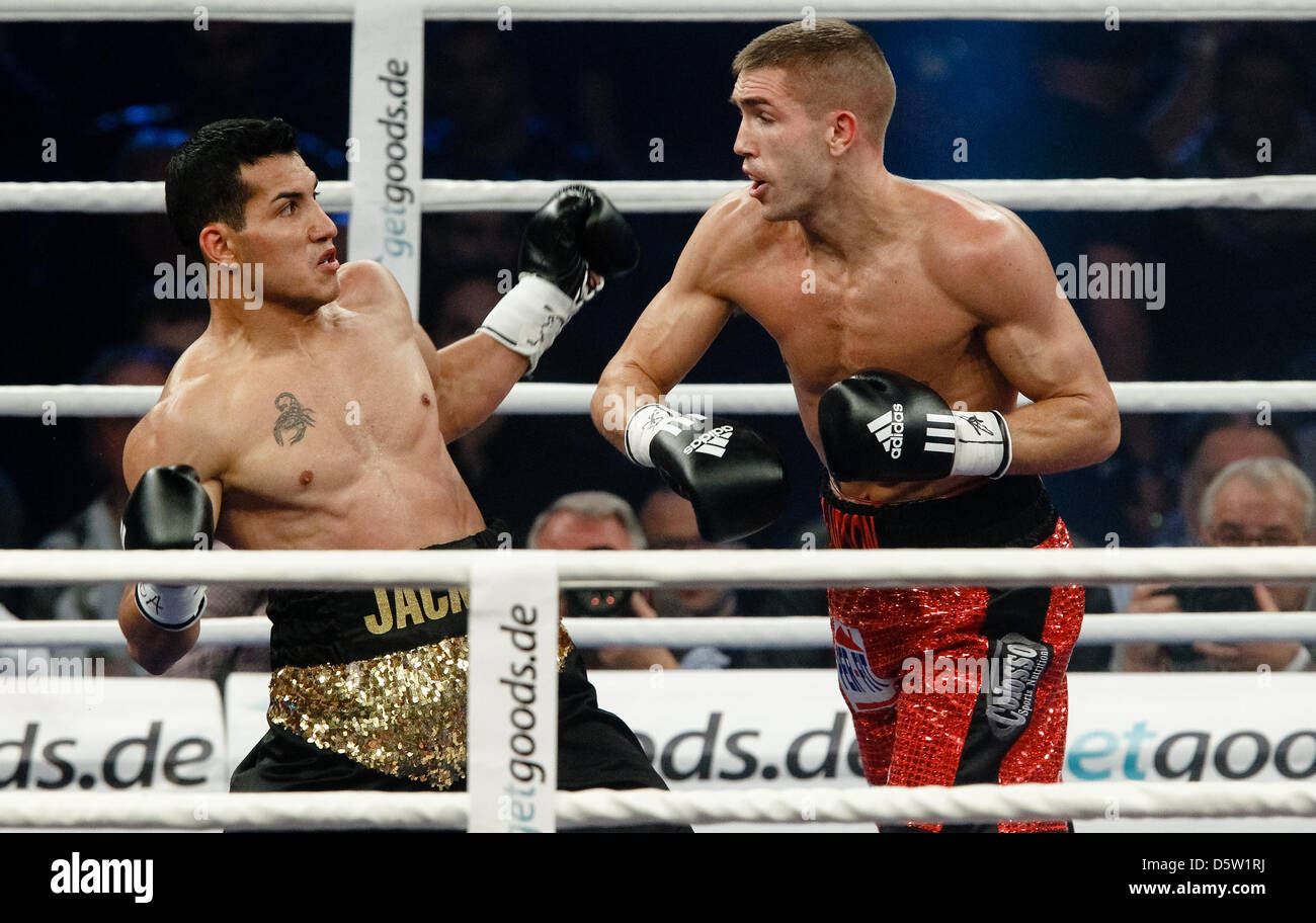 British challenger Mark Thompson (r) fights defending champion Jack ...