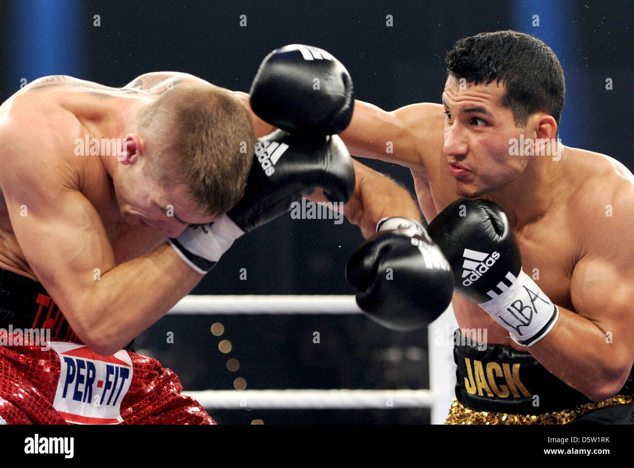 British challenger Mark Thompson (l) fights defending champion Jack ...