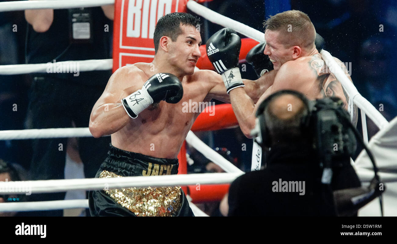 British challenger Mark Thompson (r) fights defending champion Jack ...