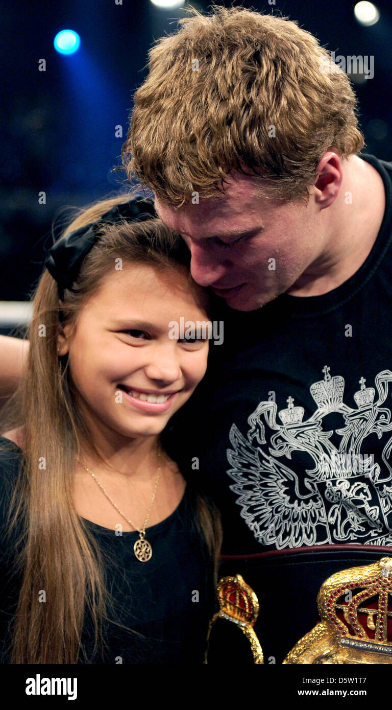 Russian heavy-weight boxer Alexander Powetkin cheers with daughter ...