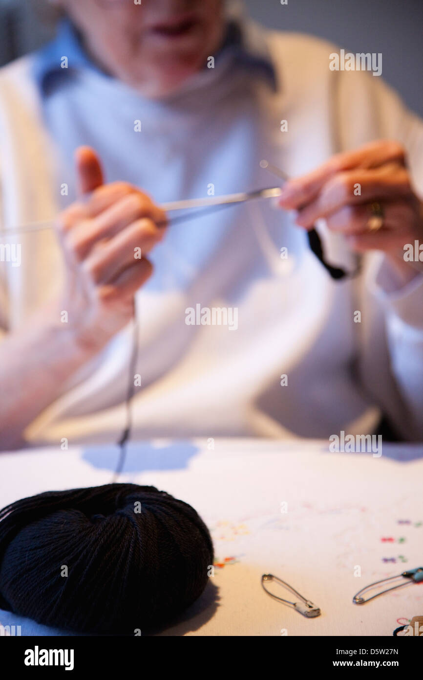 Woman hand knitting wool together with needles Stock Photo - Alamy